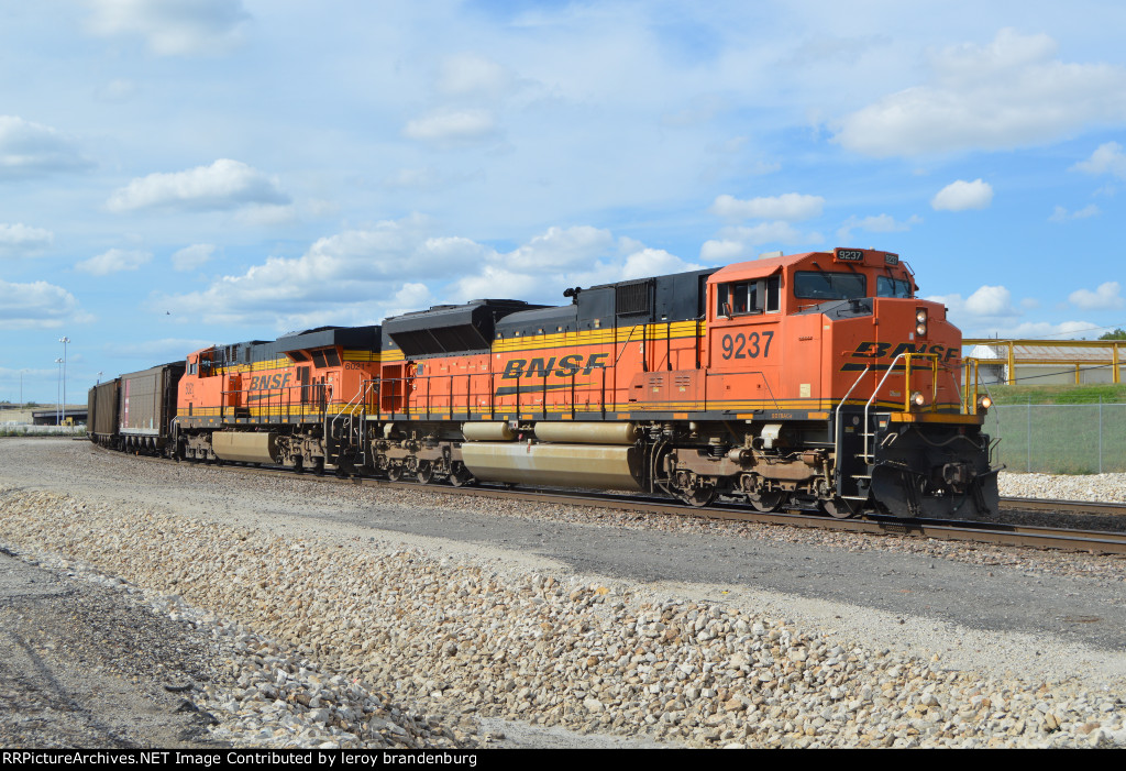 BNSF 9237 on the fort scott sub stopped at 25th street